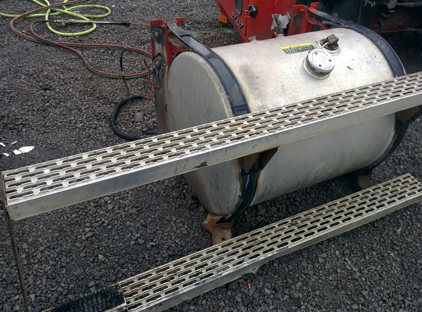 1999 Mack CH613 Fuel Tank Step - Lomoca Heavy Truck Parts