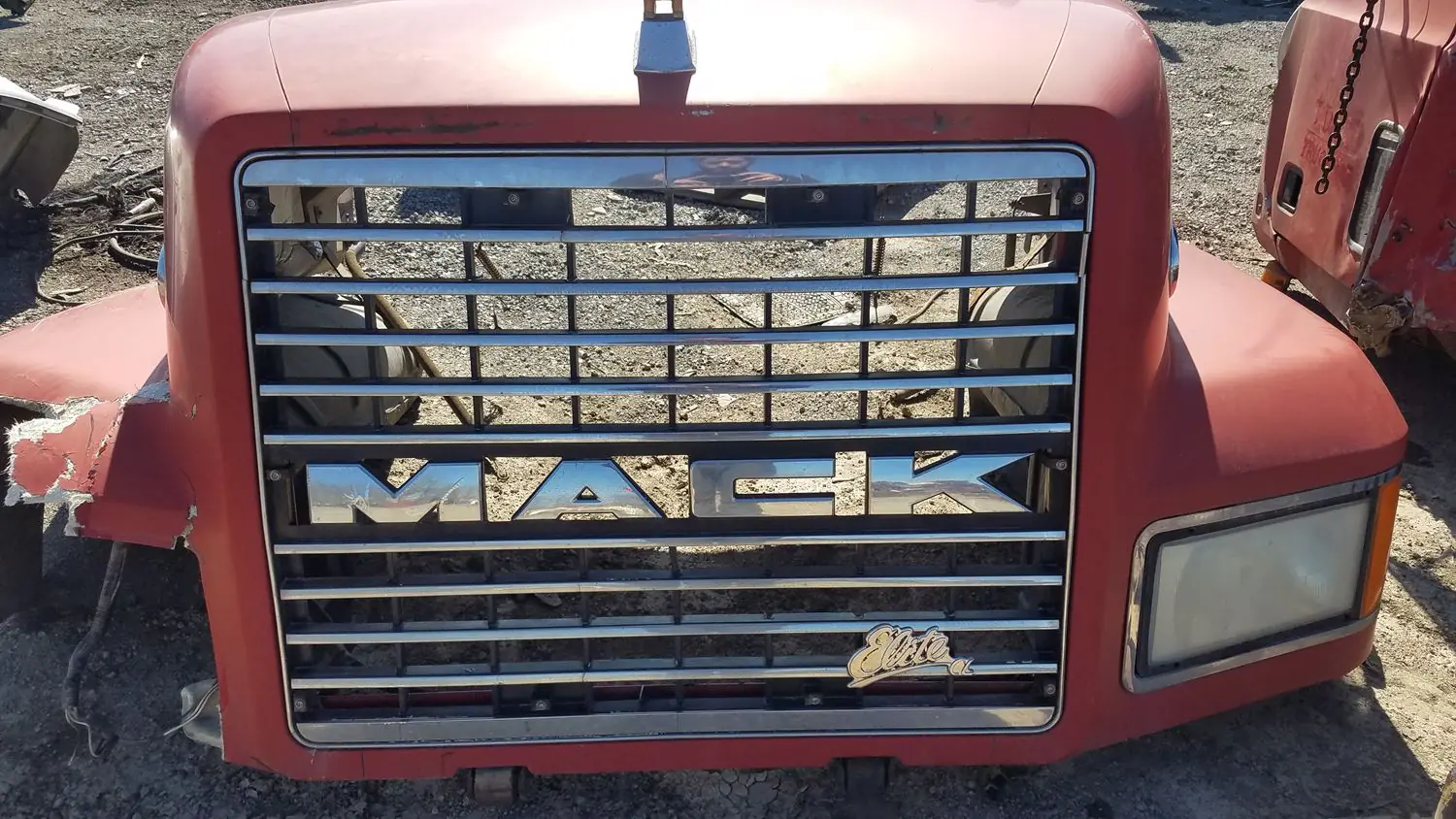 2001 Mack CL713 Grille - Lomoca Heavy Truck Parts