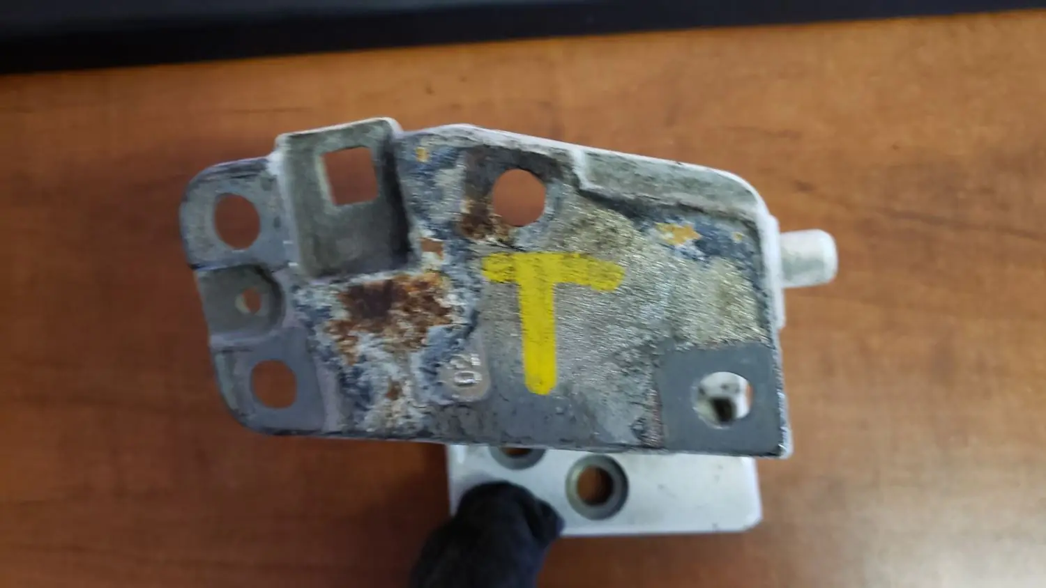2014 Volvo VNL Door Hinge - Lomoca Heavy Truck Parts
