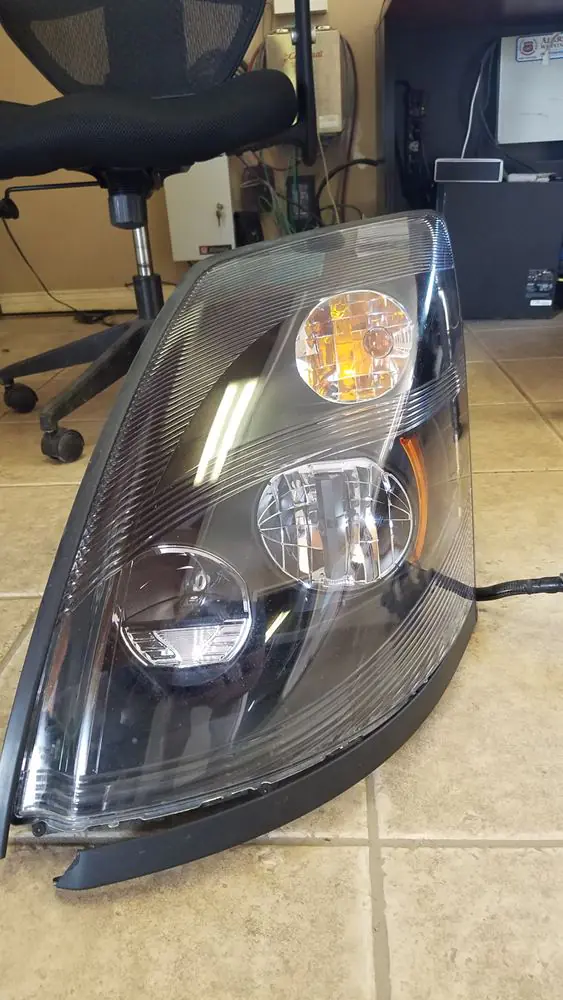 2016 Volvo VNL Headlamp Assembly - Lomoca Heavy Truck Parts