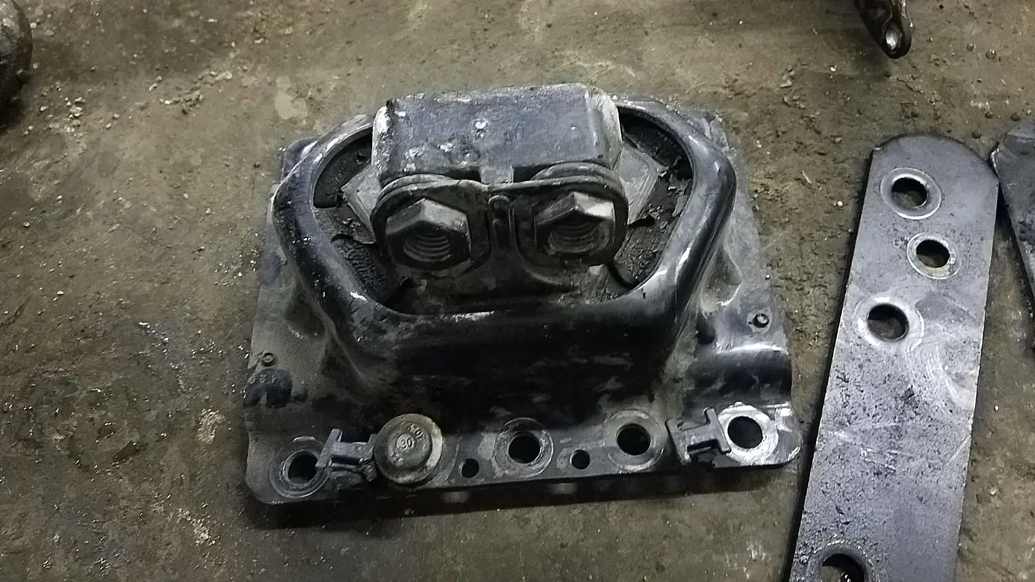 2017 Mack MP8 Engine Mount For Sale - Lomoca Heavy Truck Parts