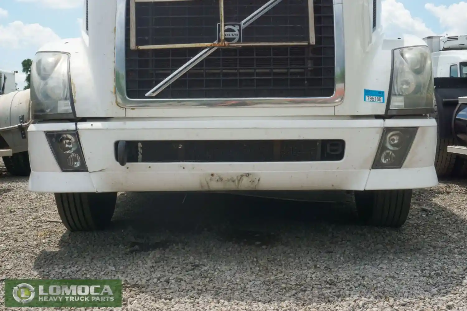 2011 Volvo VNL Bumper - Lomoca Heavy Truck Parts