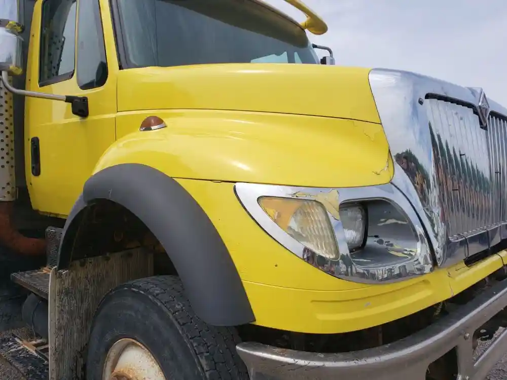 2004 International 7600 Hood - Lomoca Heavy Truck Parts