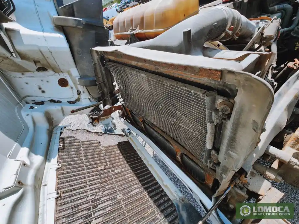 2000 Volvo VNL Radiator - Lomoca Heavy Truck Parts