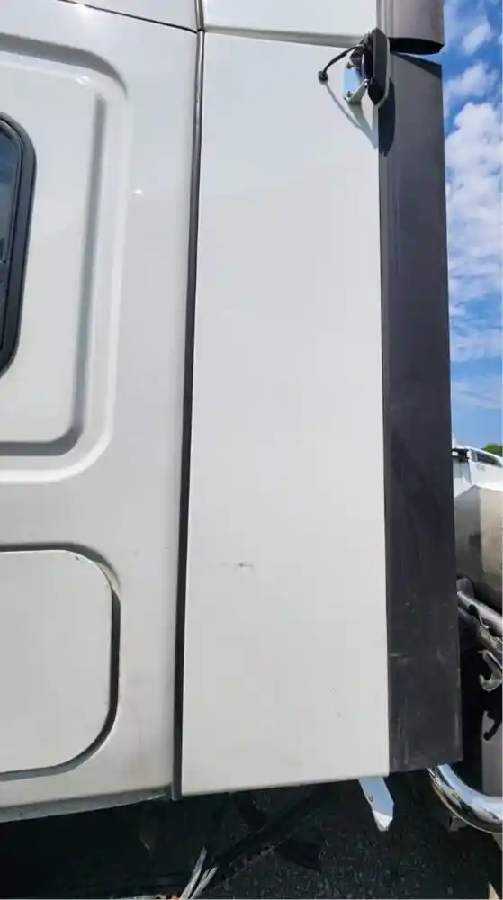 2022 Freightliner Cascadia 126 Sleeper Fairing - Lomoca Heavy Truck Parts