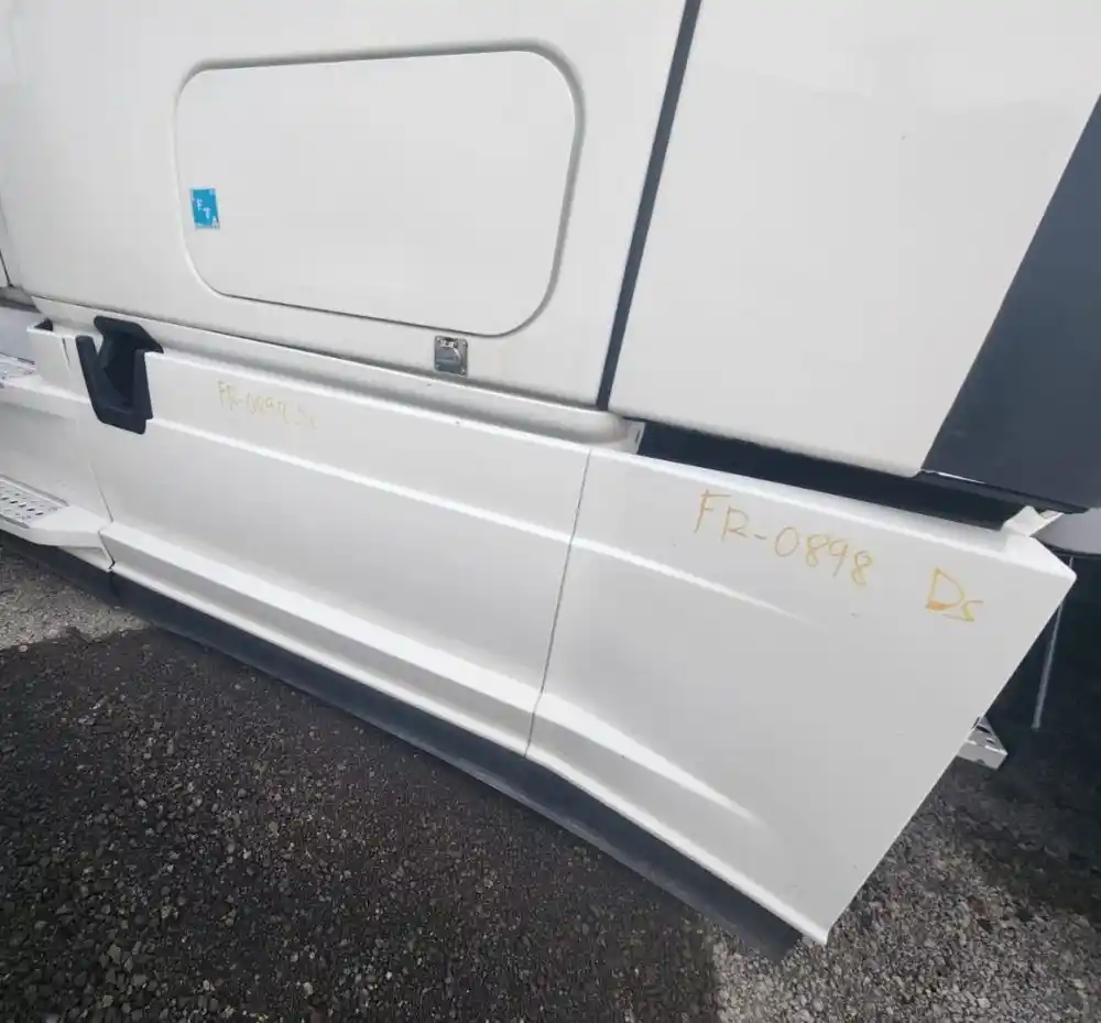 2020 Freightliner Cascadia 126 Tank Fairing - Lomoca Heavy Truck Parts